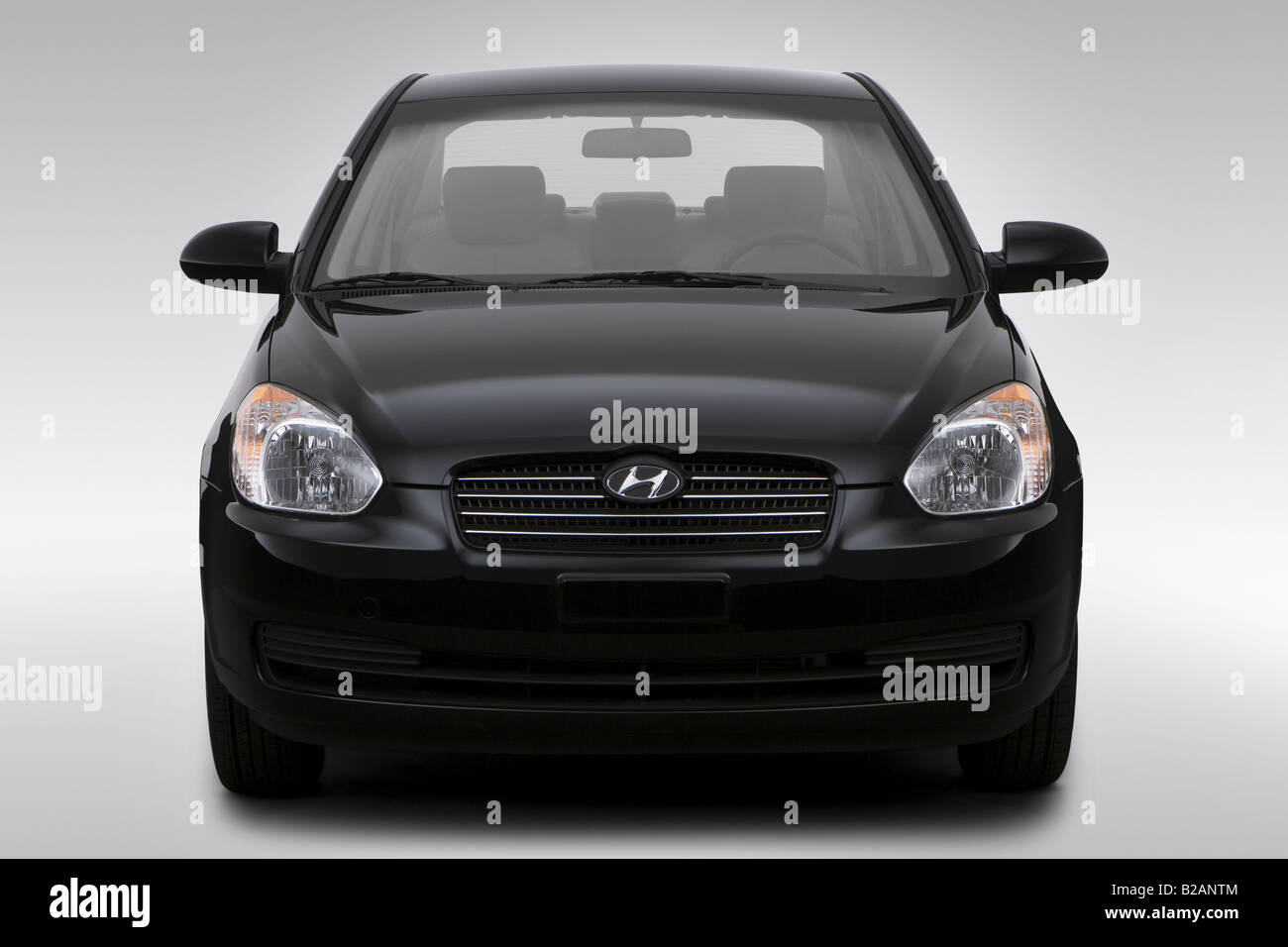 2008 Hyundai Accent GLS in nero Bassa ampia parte anteriore Foto stock Alamy