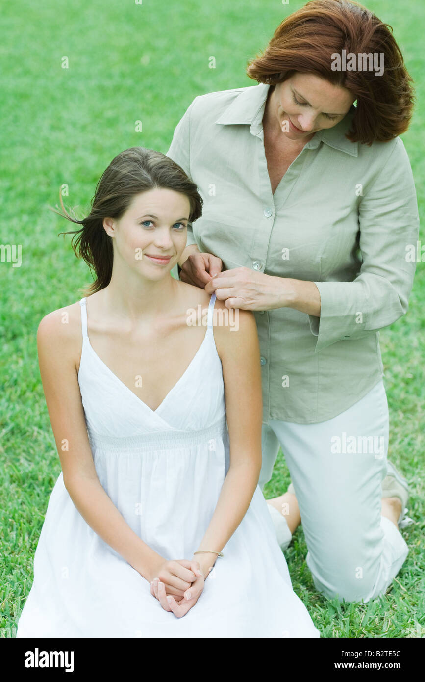 Donna inginocchiata da dietro immagini e fotografie stock ad alta ...