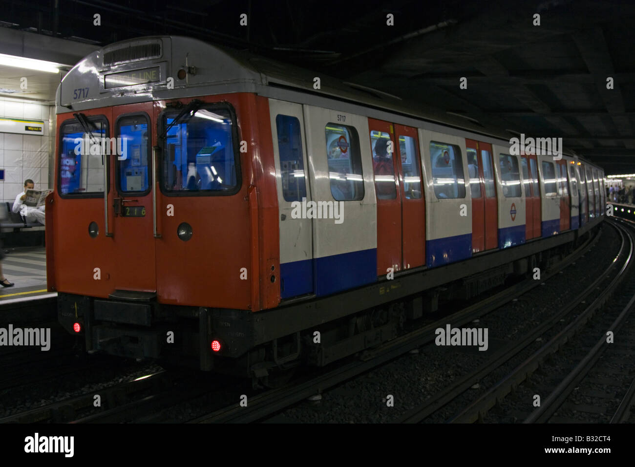 Stazione della metropolitana linea circolare immagini e fotografie ...