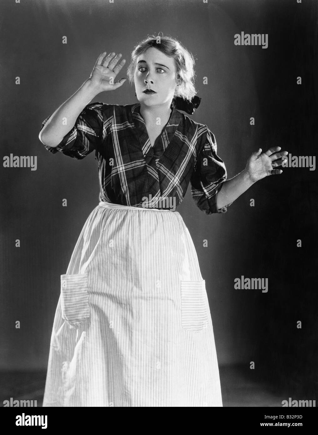 Donna che alza la mano Foto e Immagini Stock in Bianco e Nero - Alamy