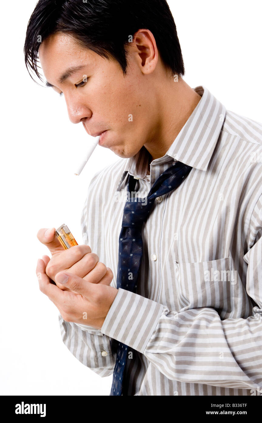Accende una sigaretta immagini e fotografie stock ad alta risoluzione - Alamy