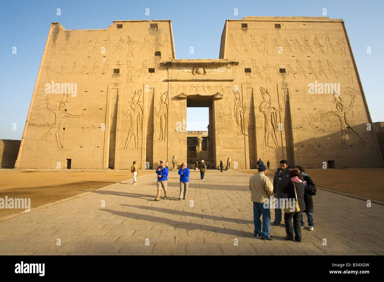 Edfu tempio egizio in inizio di mattina di sole con i turisti in Egitto ...