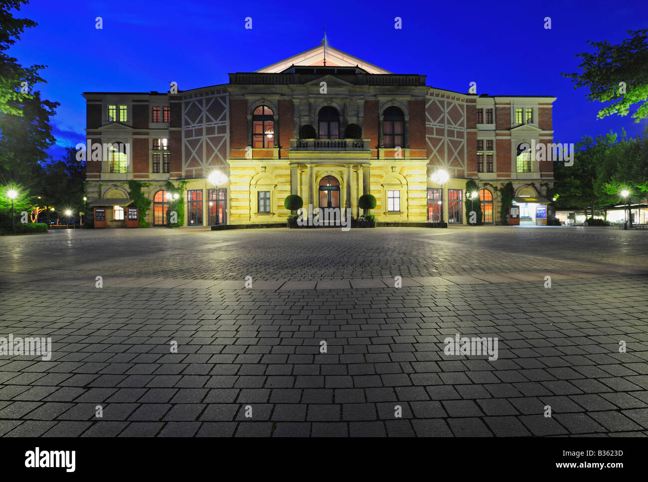 The bayreuth festspielhaus or bayreuth festival theatre immagini e ...