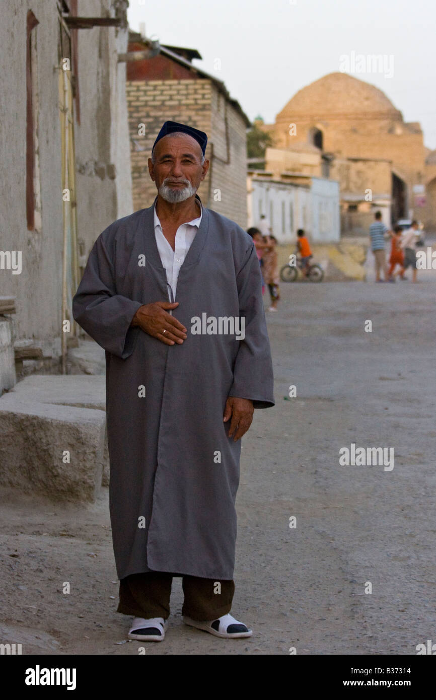Abbigliamento tradizionale uzbeko immagini e fotografie stock ad alta ...