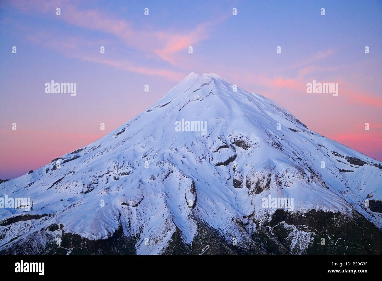 Vetta del Monte taranaki Mt Egmont all'alba Taranaki Isola del nord ...