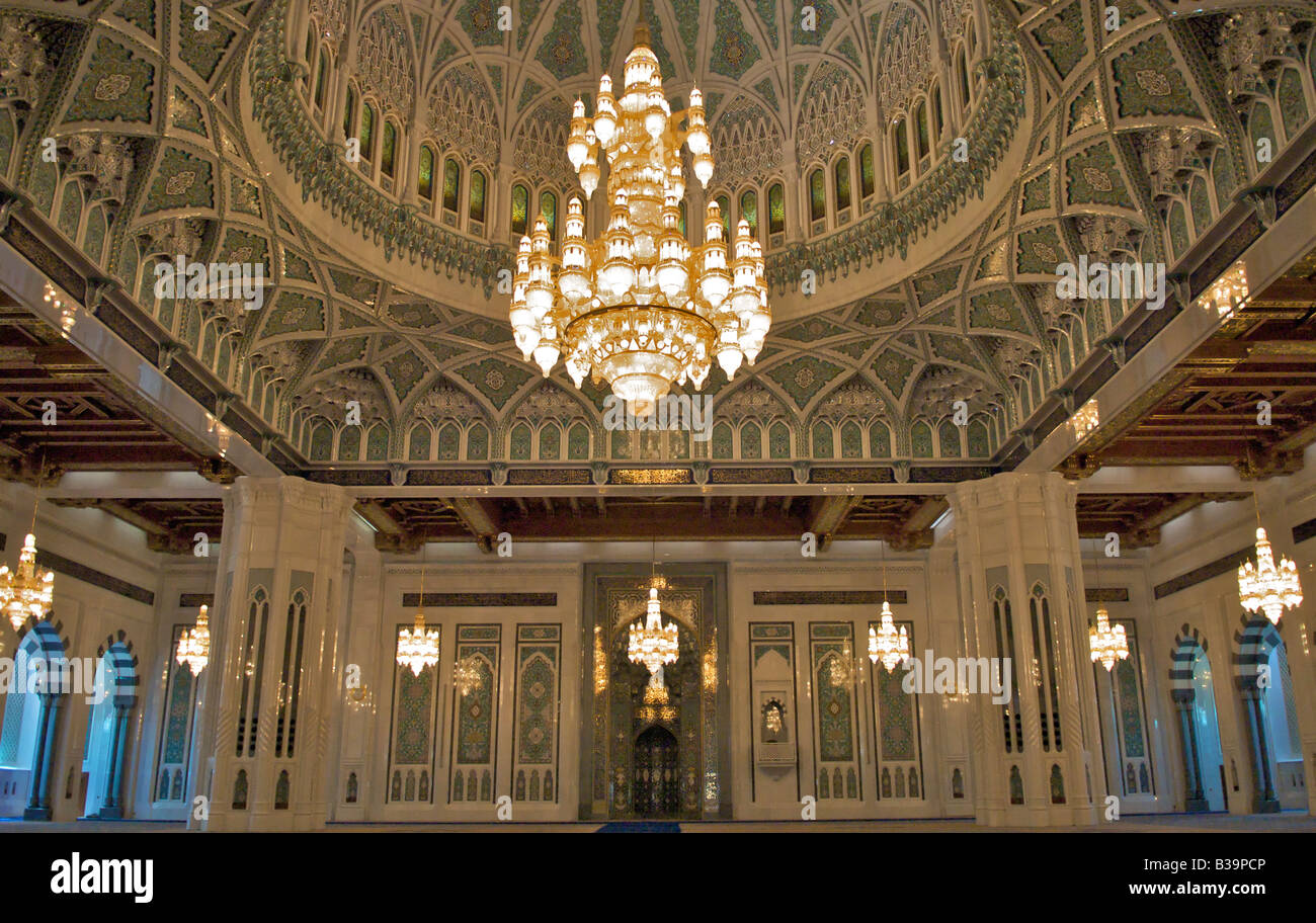Lampadario e il soffitto interno di Sultan Qaboos Grande Moschea Muscat ...