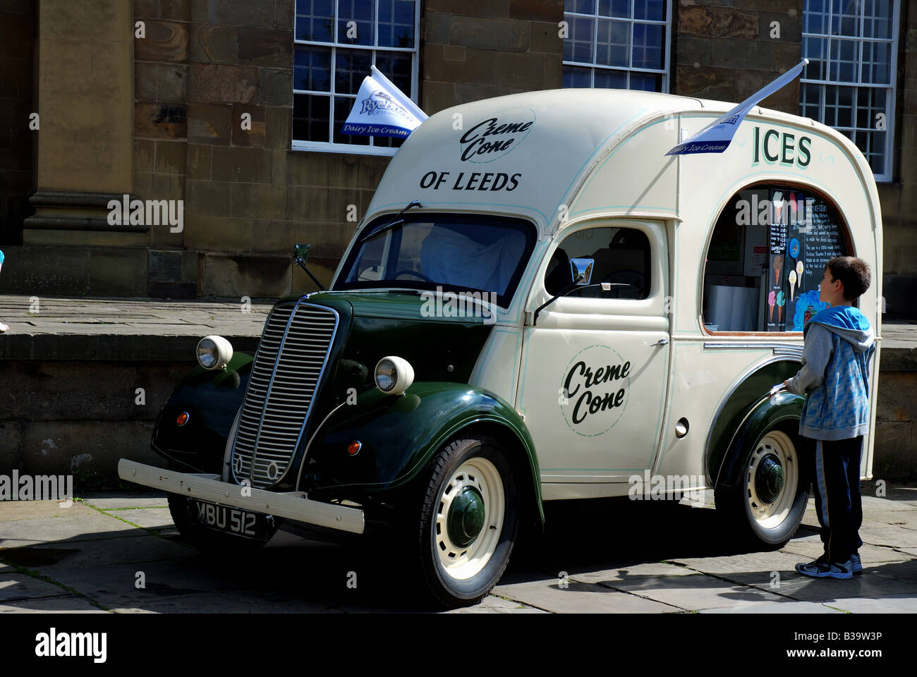 Ragazzo che compra il gelato immagini e fotografie stock ad alta ...
