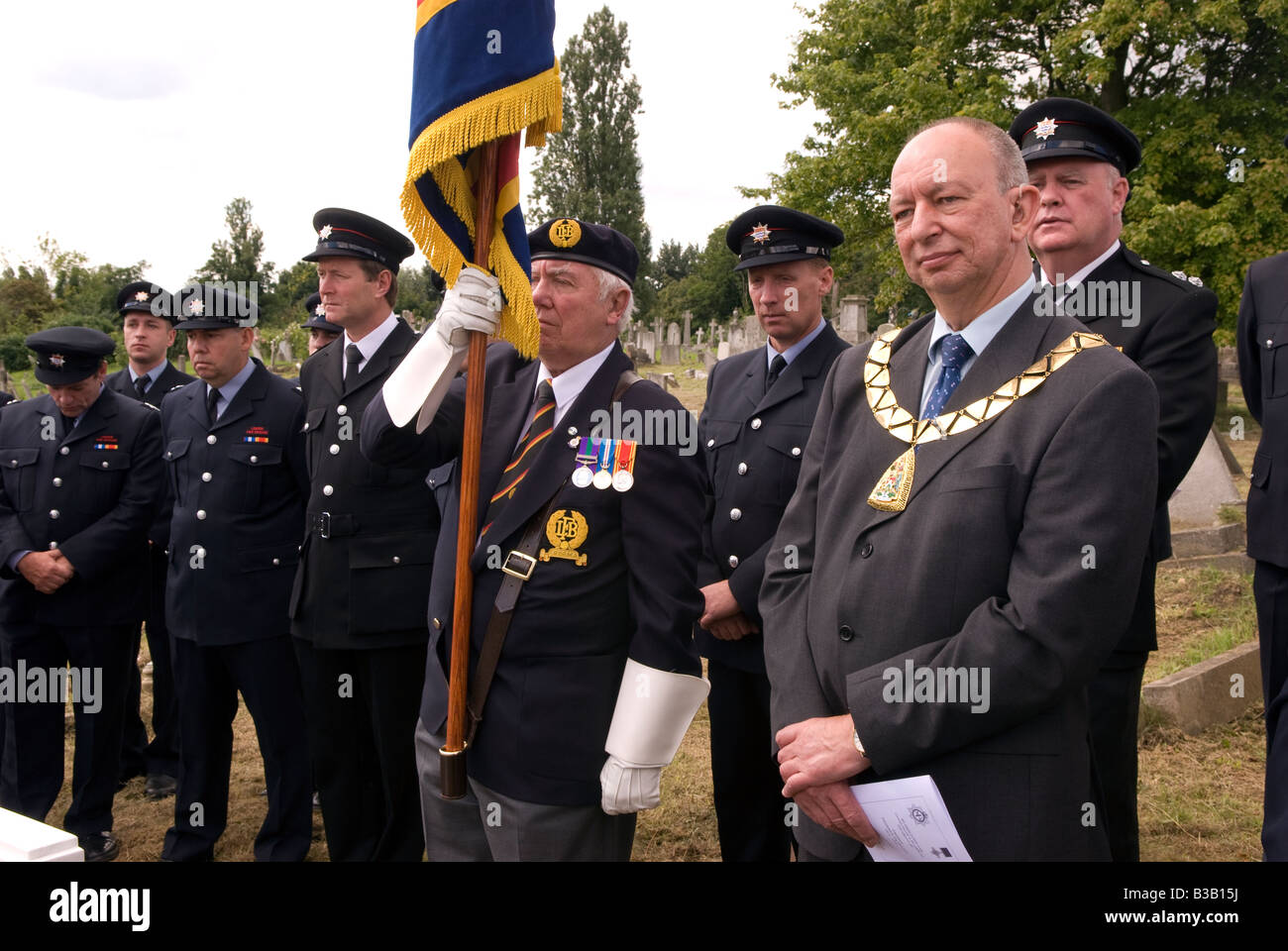 Cerimonia al graveside a svelare una lapide in memoria del vigile del ...
