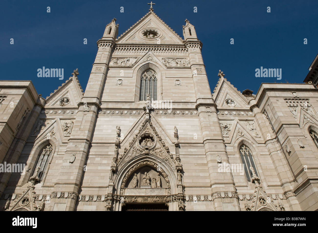 Chiesa di facciata lunetta immagini e fotografie stock ad alta ...