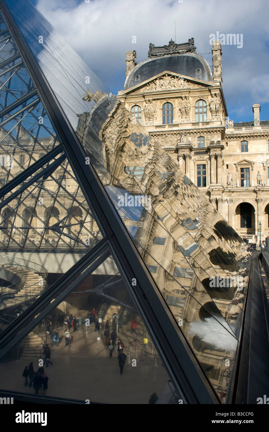 Piramide iconica del louvre immagini e fotografie stock ad alta ...