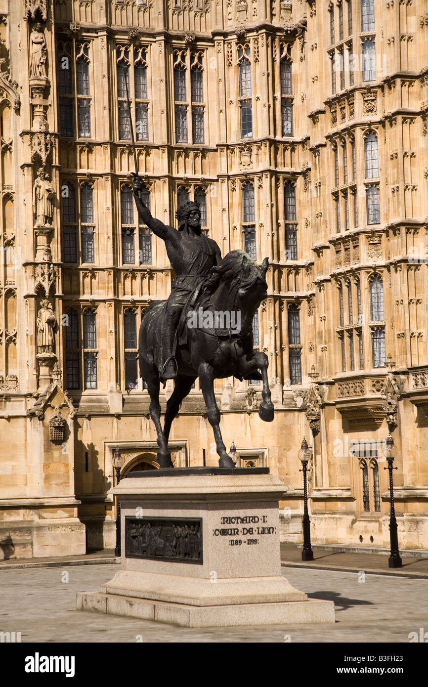 La statua di Riccardo Cuor di Leone (1157-1199) al di fuori del palazzo di Westmister a Londra ...
