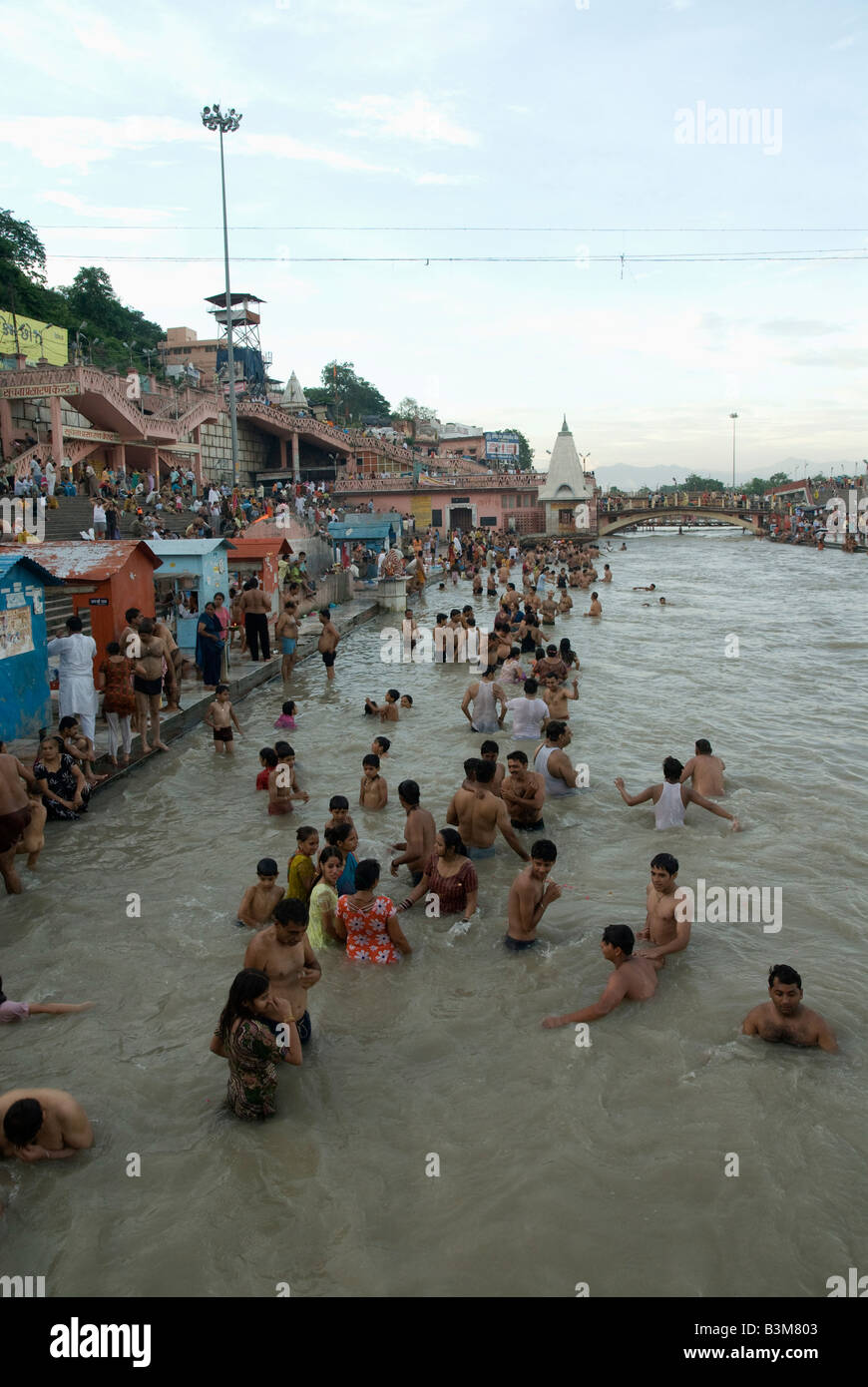 Folla di persone che fanno il bagno nel sacro fiume gange immagini e ...