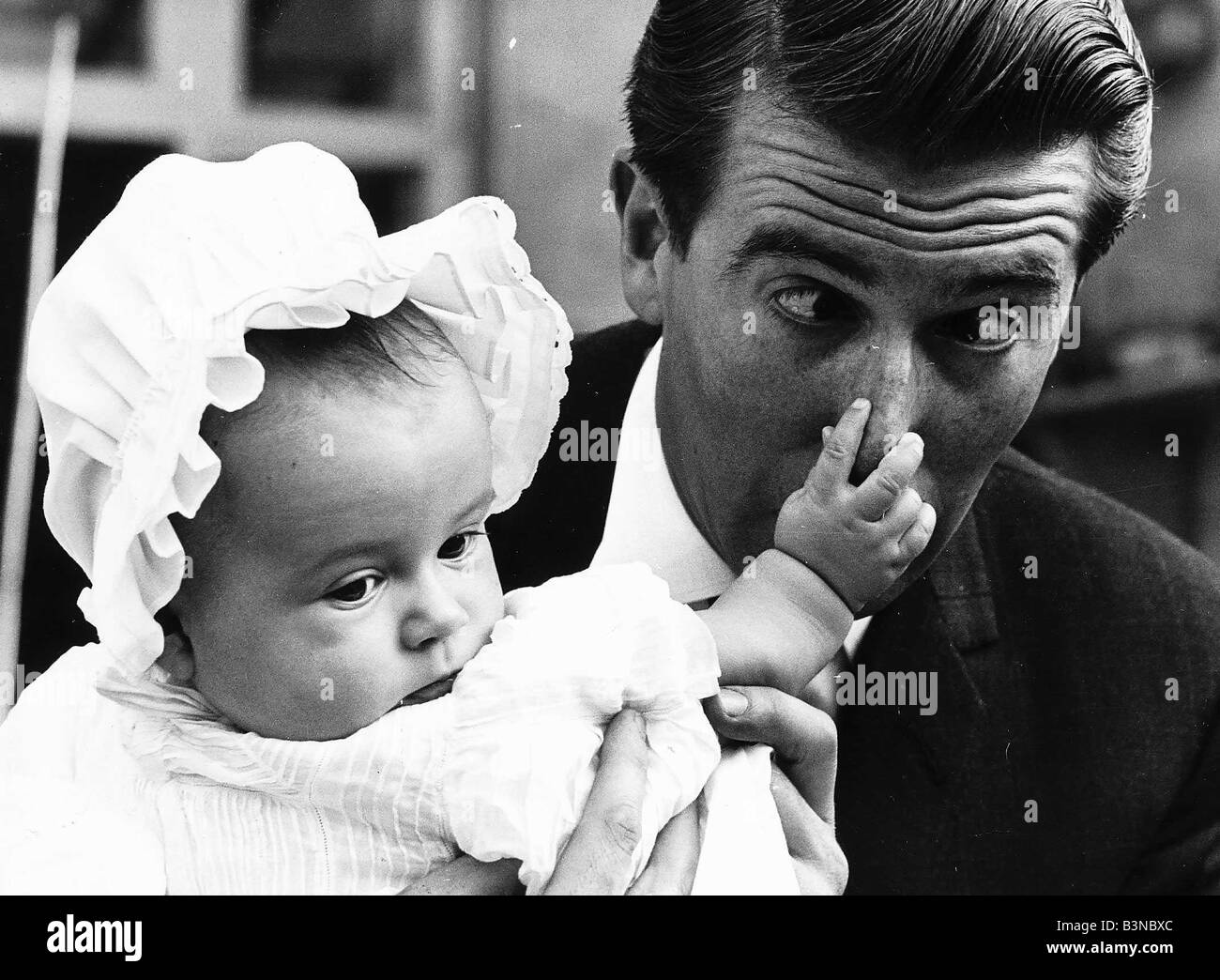 Leslie Crowther il presentatore TV con baby Charlotte Crowther al suo ...