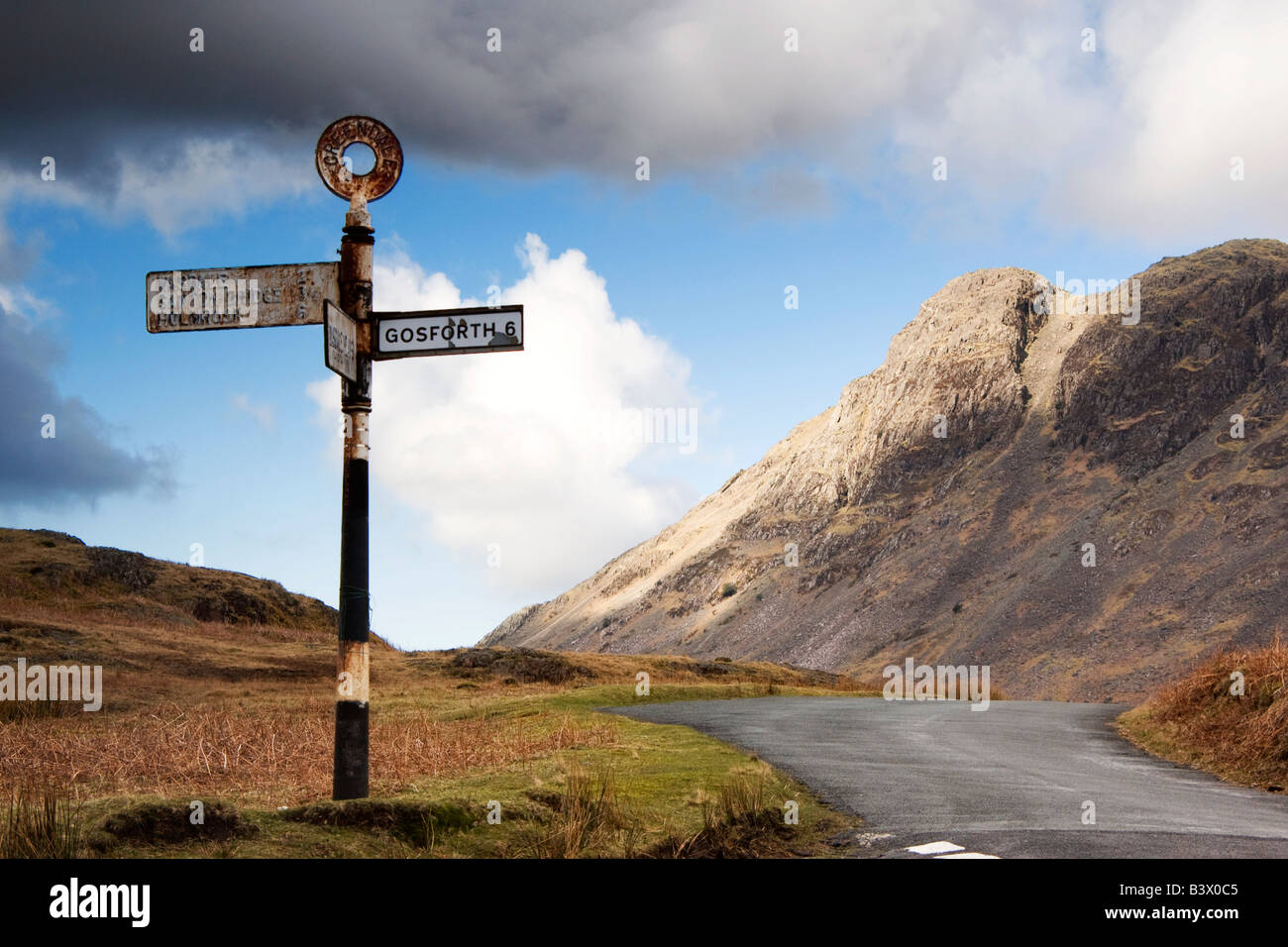 Curva e svolta avanti cartello stradale immagini e fotografie stock ad ...