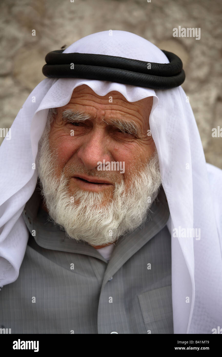Arab man wearing traditional clothing immagini e fotografie stock ad ...