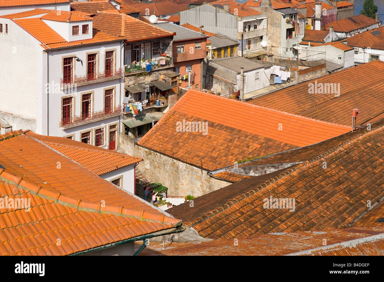 Edifici bianchi con tetti di tegole rosse immagini e fotografie stock ...