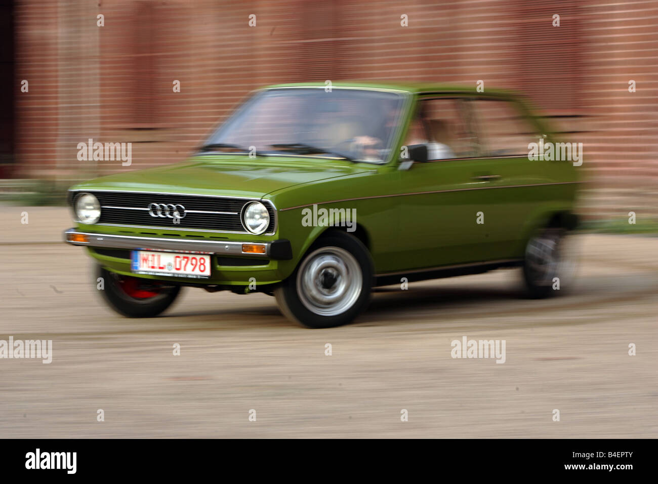 Auto Audi 50 LS, anno modello 1974-1978, verde auto vecchia, settanta anni settanta, guida ...