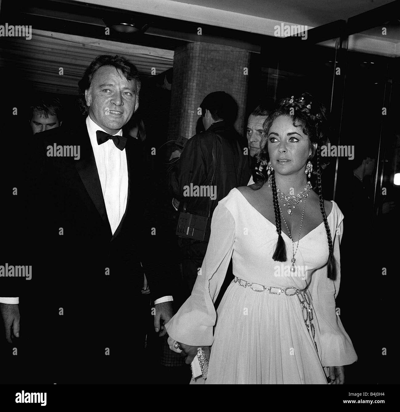 Elizabeth Taylor con il marito Richard Burton alla premiere di scala ...