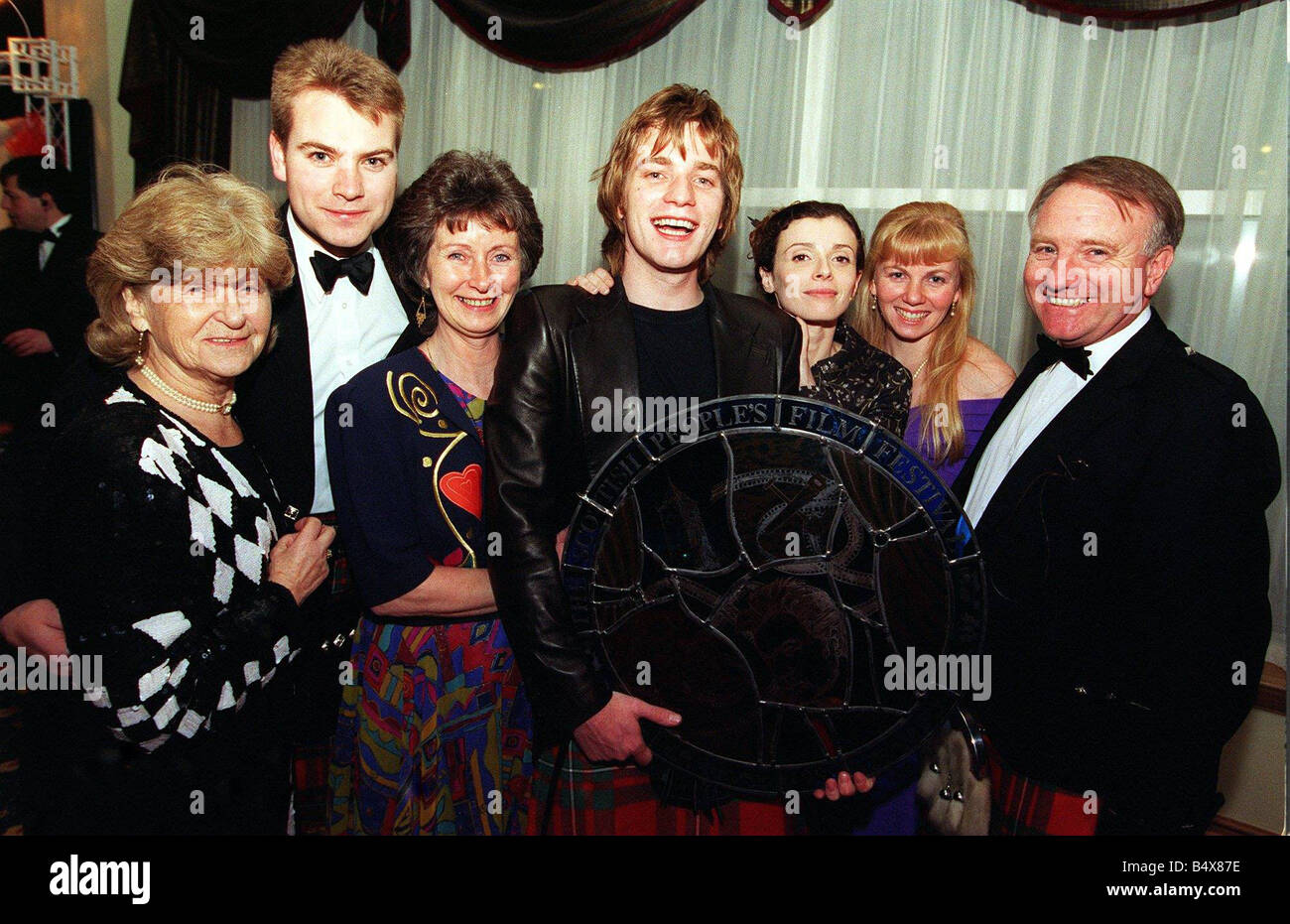 Ewan McGregor con il suo premio e membri della famiglia L R Phyllis ...