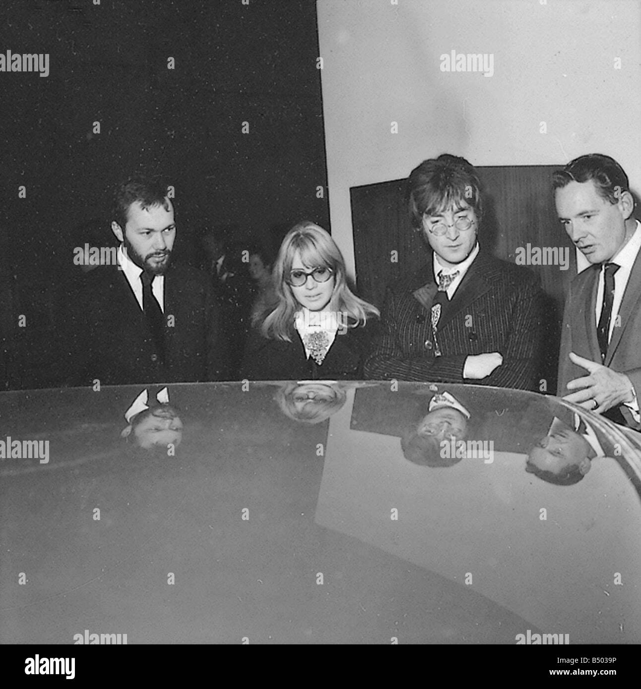 I Beatles 1967 John Lennon con la moglie Cynthia a Londra motor show Foto stock - Alamy