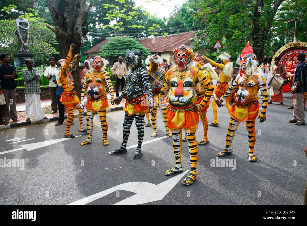 Onam tiger dance immagini e fotografie stock ad alta risoluzione - Alamy