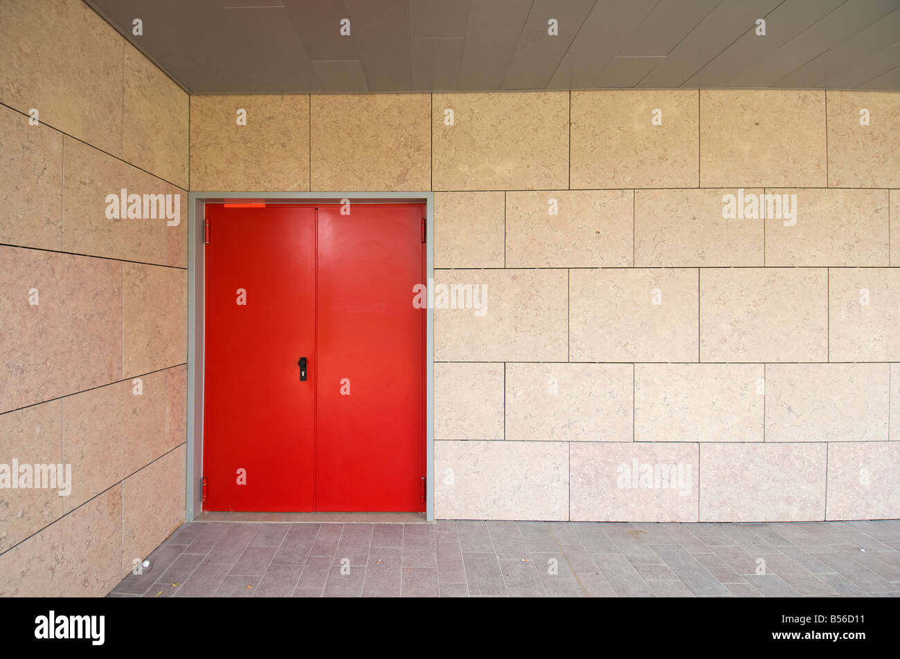 Edificio della porta rossa immagini e fotografie stock ad alta ...