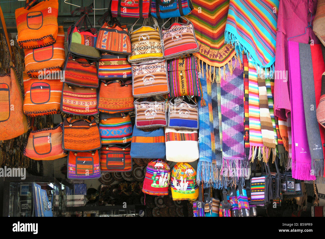 Souvenir shop display lima peru immagini e fotografie stock ad alta ...