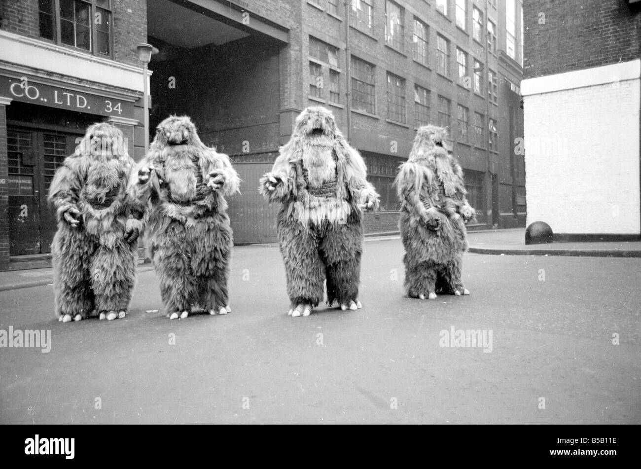 Yeti segnare due - sette piedi di altezza mostri con gli occhi la luce ...