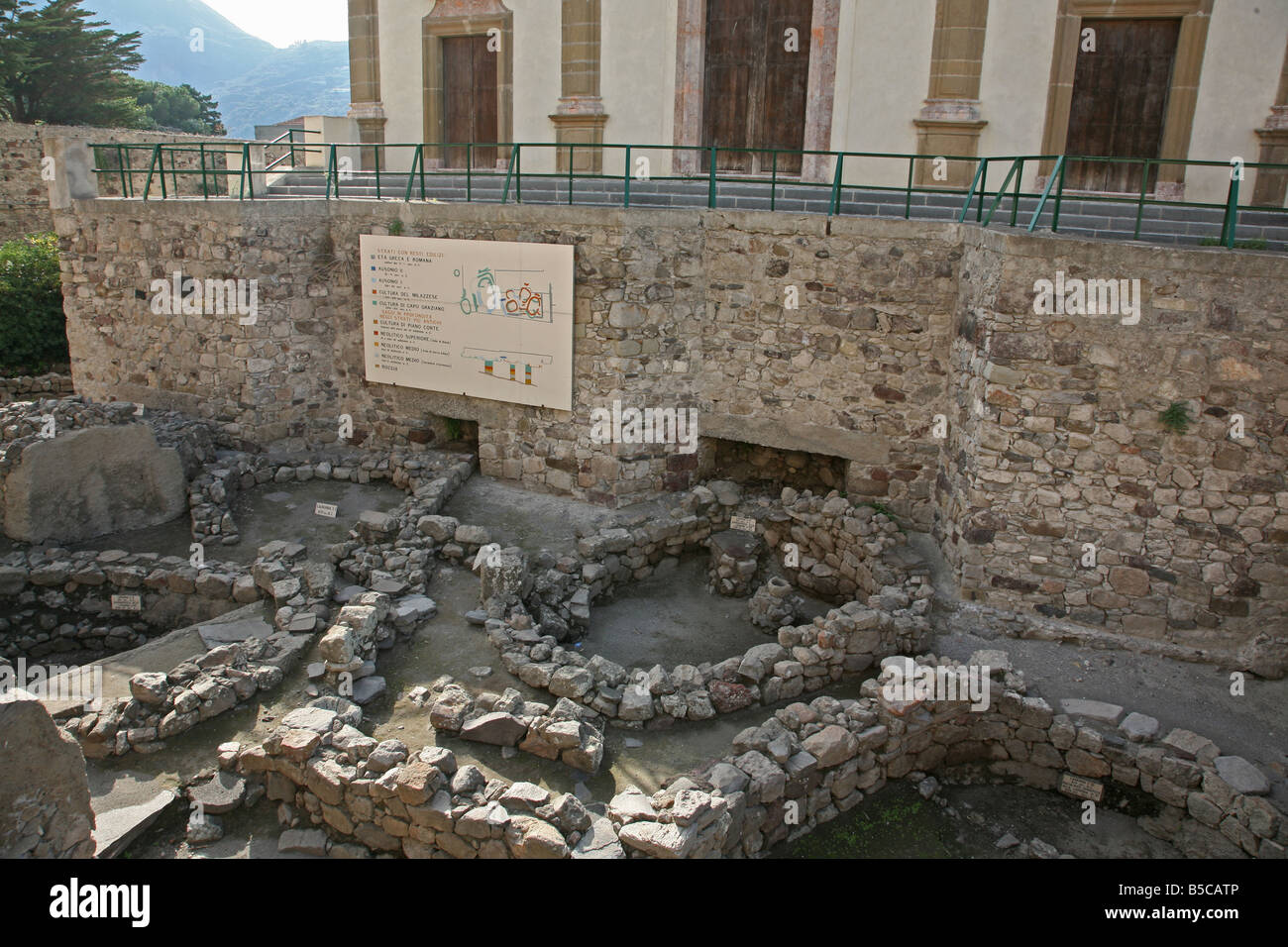 Lo scavo archeologico presso il castello di Lipari, che mostra resti di ...