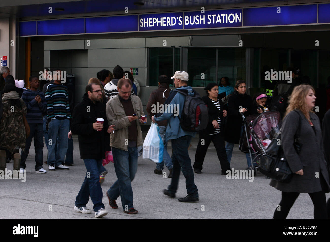 Stazione della metropolitana di shepherds bush a londra immagini e ...