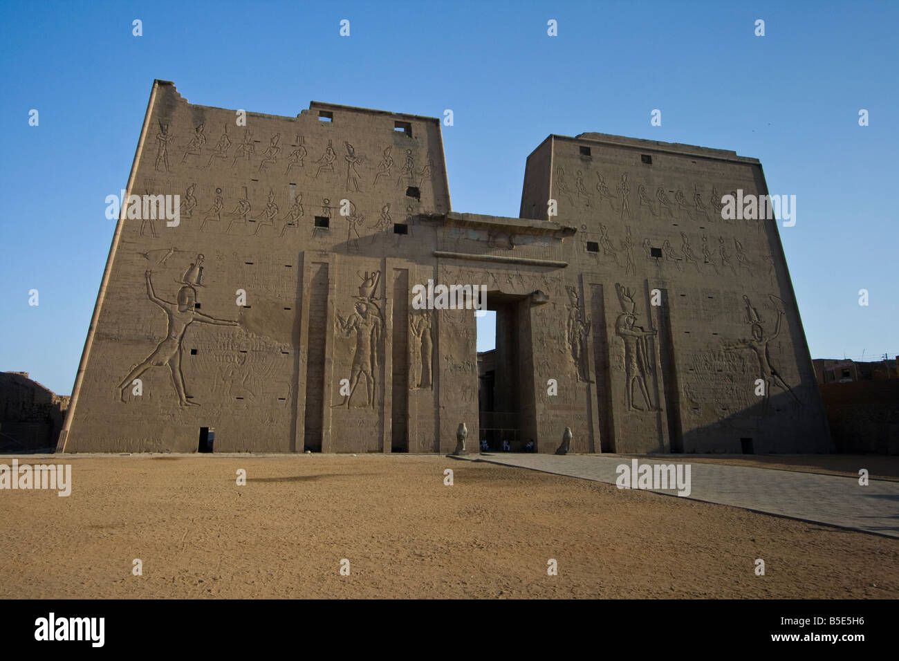 Ingresso del tempio di edfu immagini e fotografie stock ad alta ...