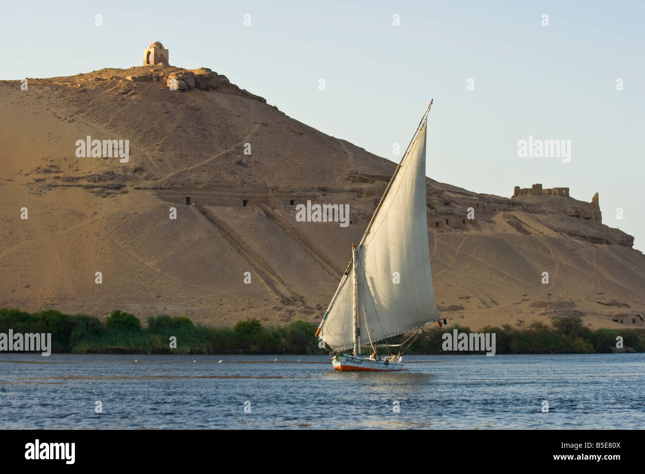 Tomba di Qubbet El Hawwa e nobili di tombe con feluca e barca a vela ...