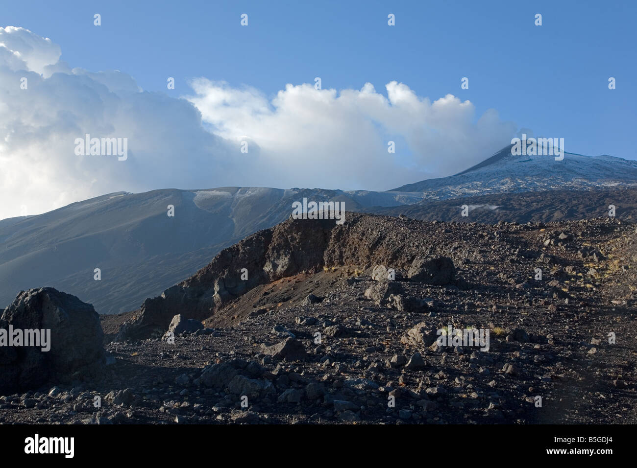 Vulcano a cono immagini e fotografie stock ad alta risoluzione - Alamy