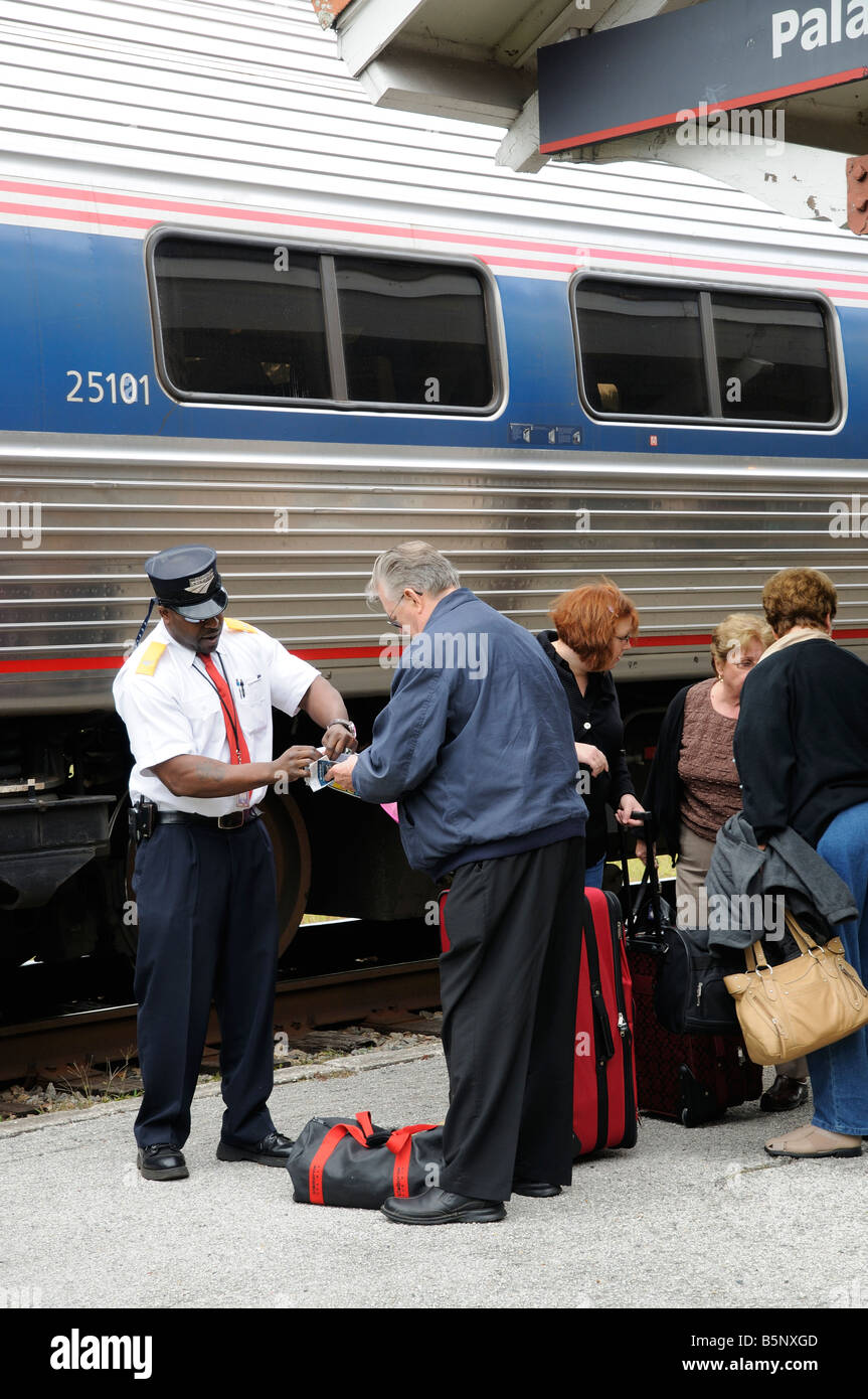 Passeggeri che salgono sul treno amtrak immagini e fotografie stock ad ...