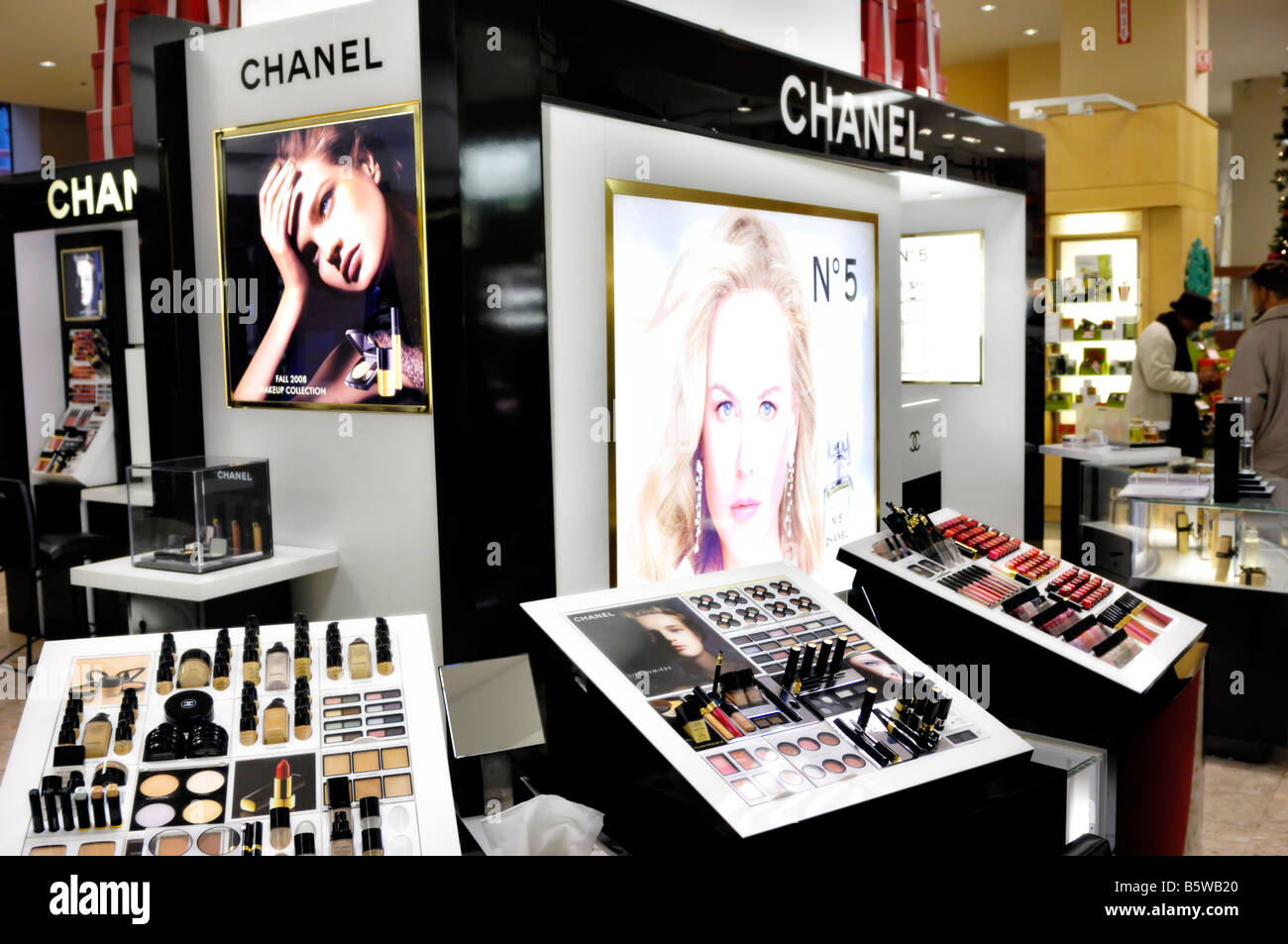 Chanel makeup store display in immagini e fotografie stock ad alta ...