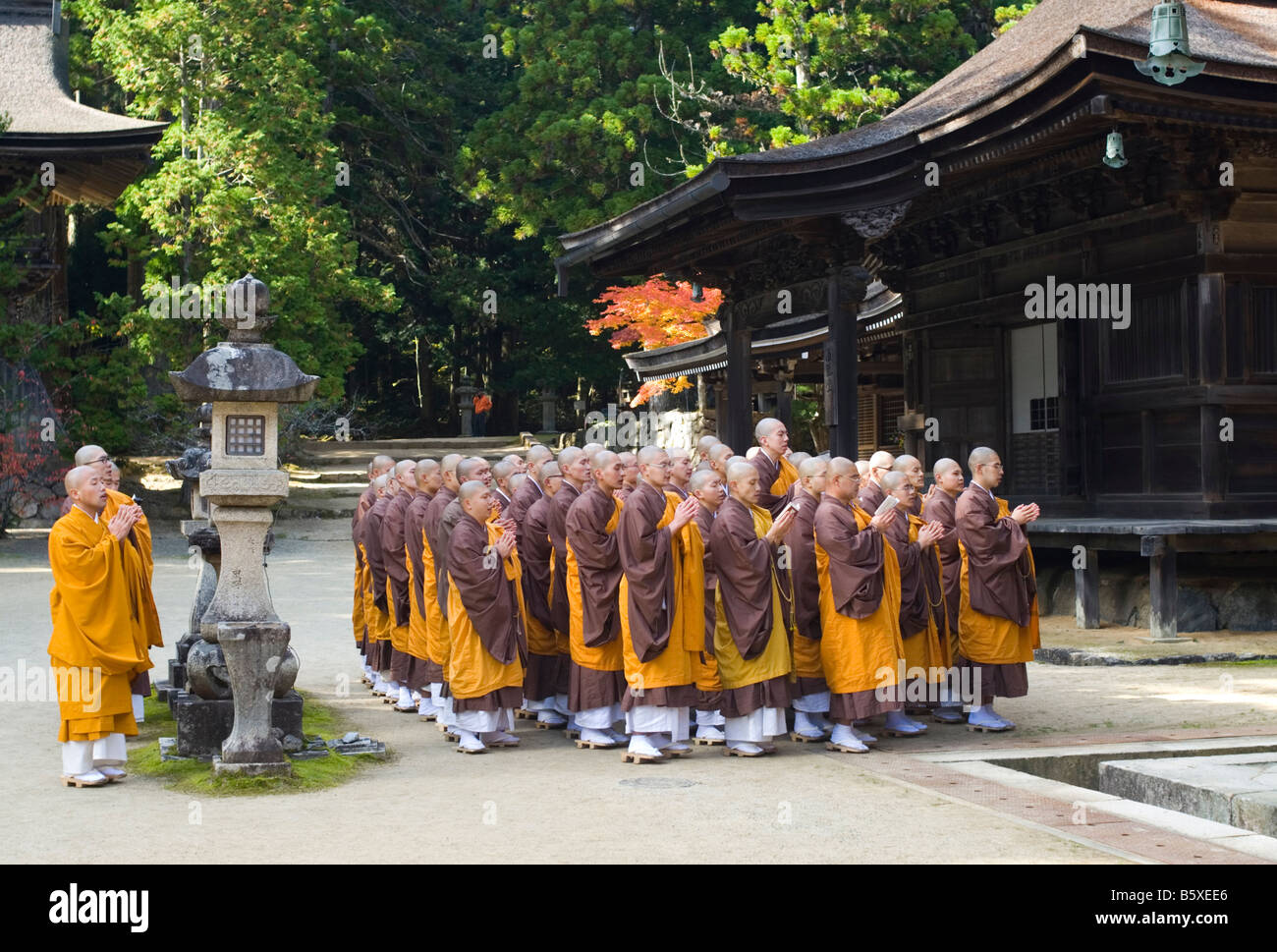 Buddisti monaci shingon pregare in Danjo Garan Monastero Complesso KOYASAN in Giappone Foto ...