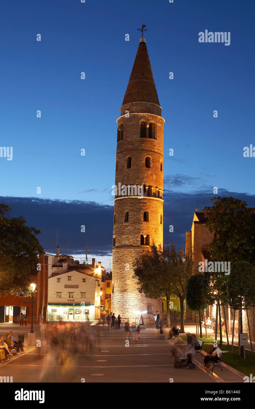 Caorle, chiesa, centro storico al tramonto, Superiore Adria, Italia ...
