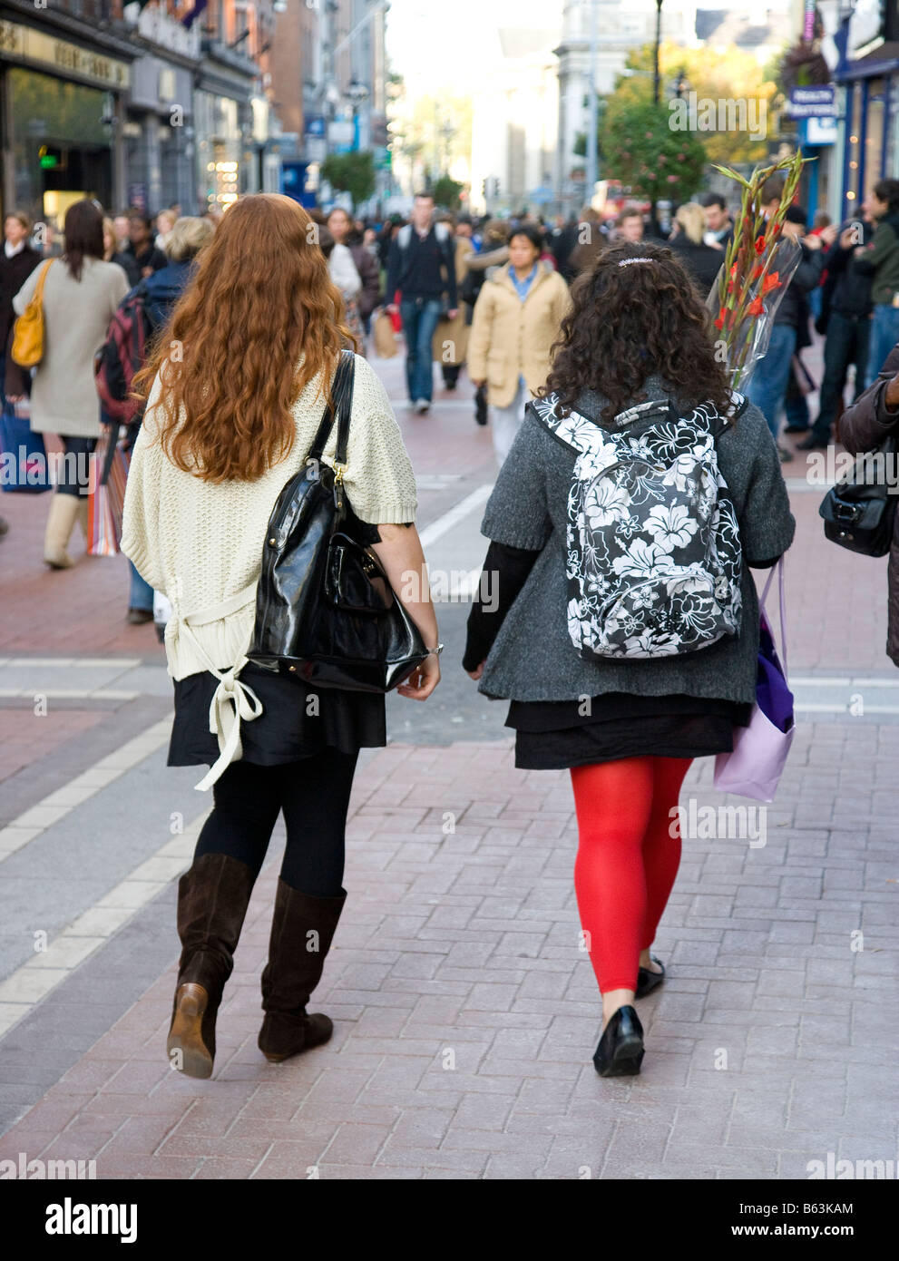 Ragazze per strada immagini e fotografie stock ad alta risoluzione - Alamy