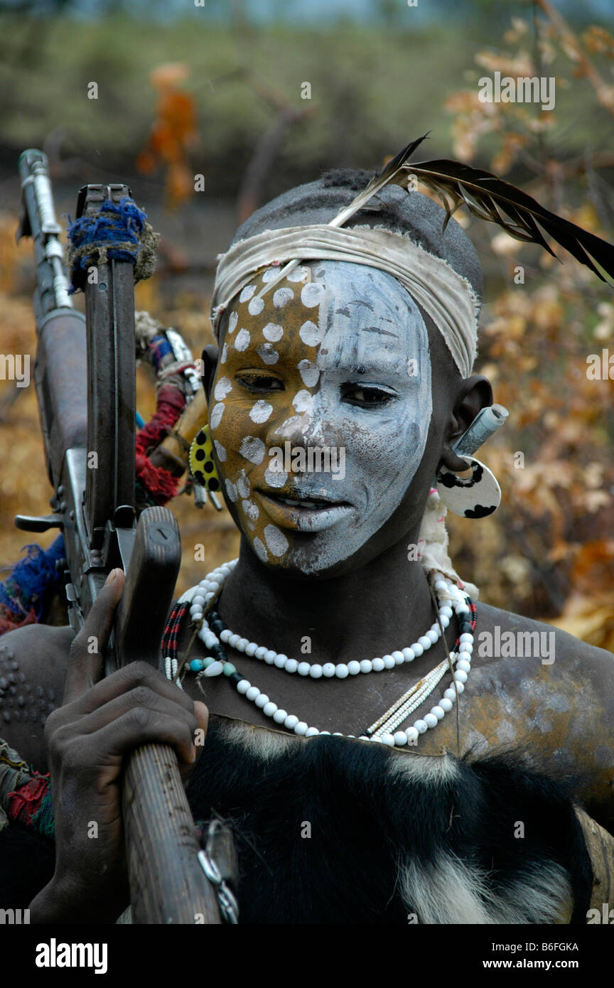 Young man mursi tribe painted immagini e fotografie stock ad alta ...