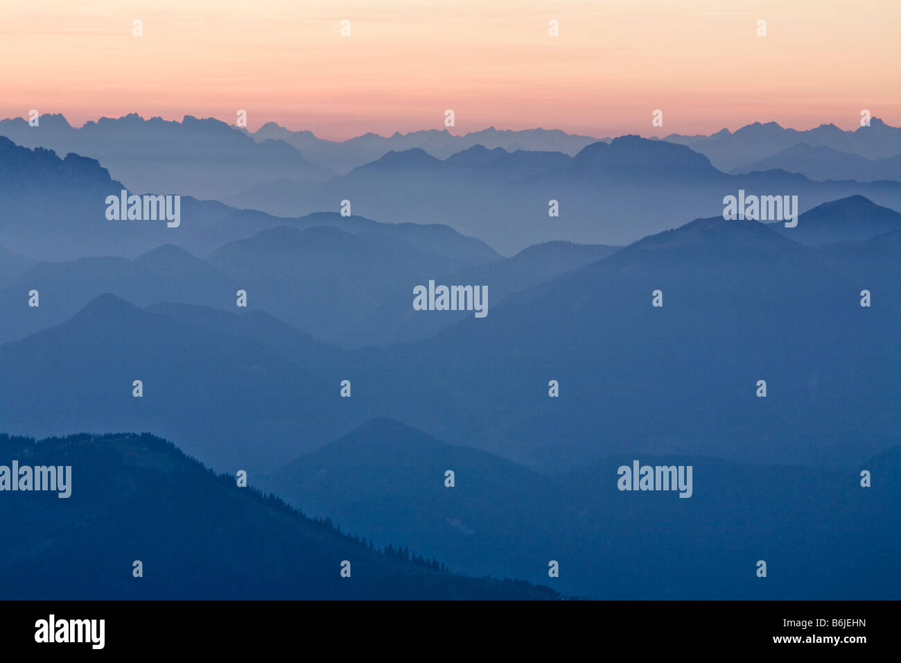 Profilo delle alpi immagini e fotografie stock ad alta risoluzione - Alamy