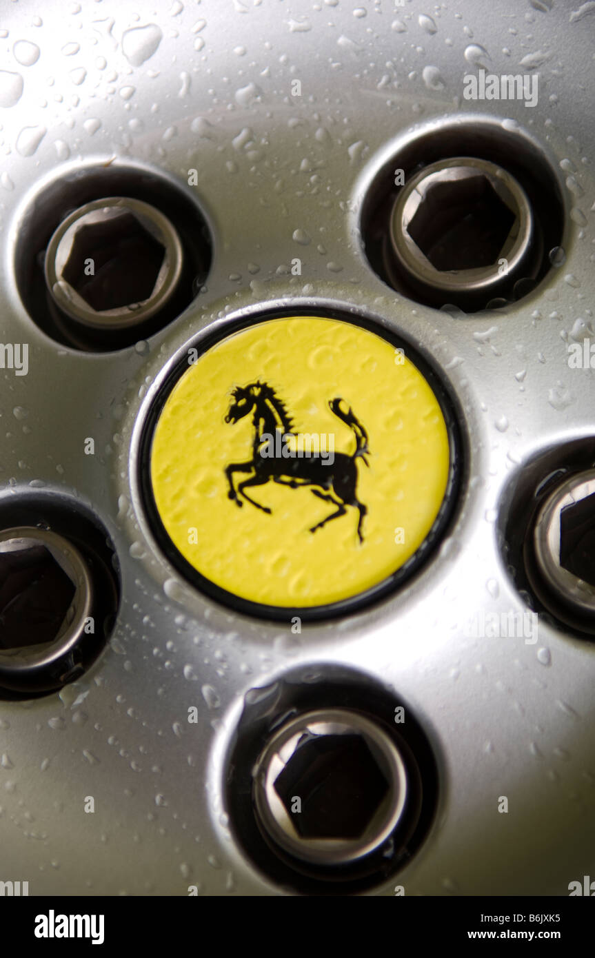 Car rim ferrari logo immagini e fotografie stock ad alta risoluzione ...