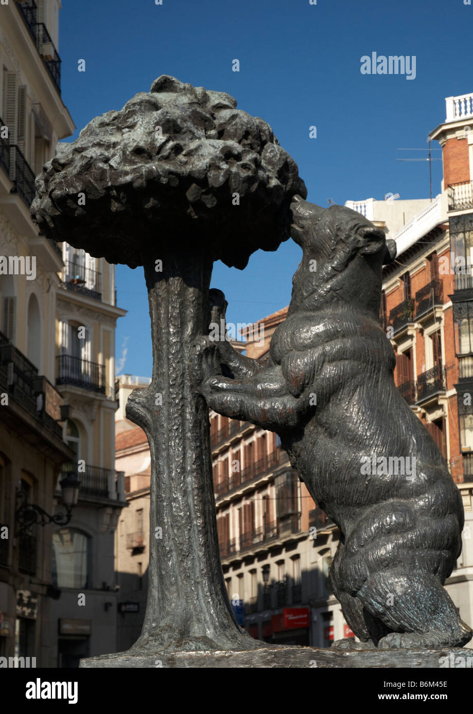 Statua di orso e corbezzolo un simbolo di madrid immagini e fotografie ...