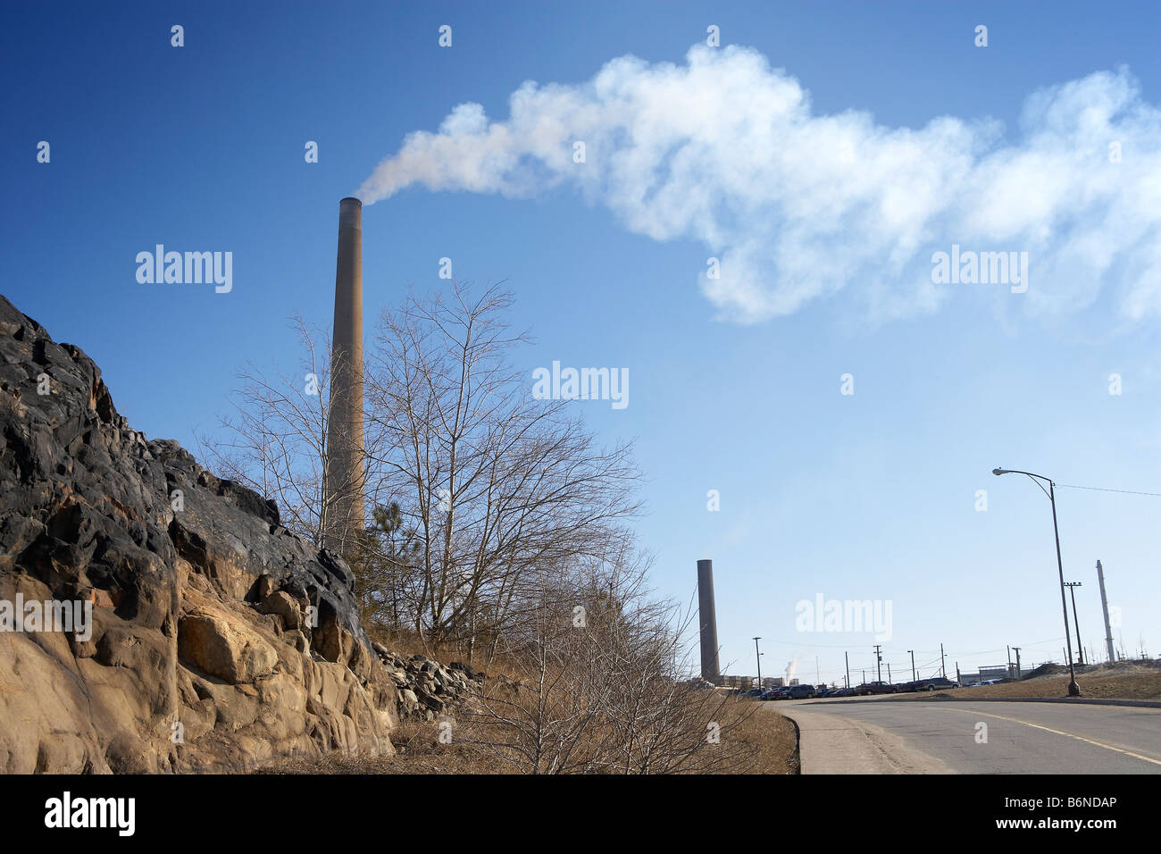 Sudbury Ontario stack di fumo e impianto minerario e la pioggia acida ...