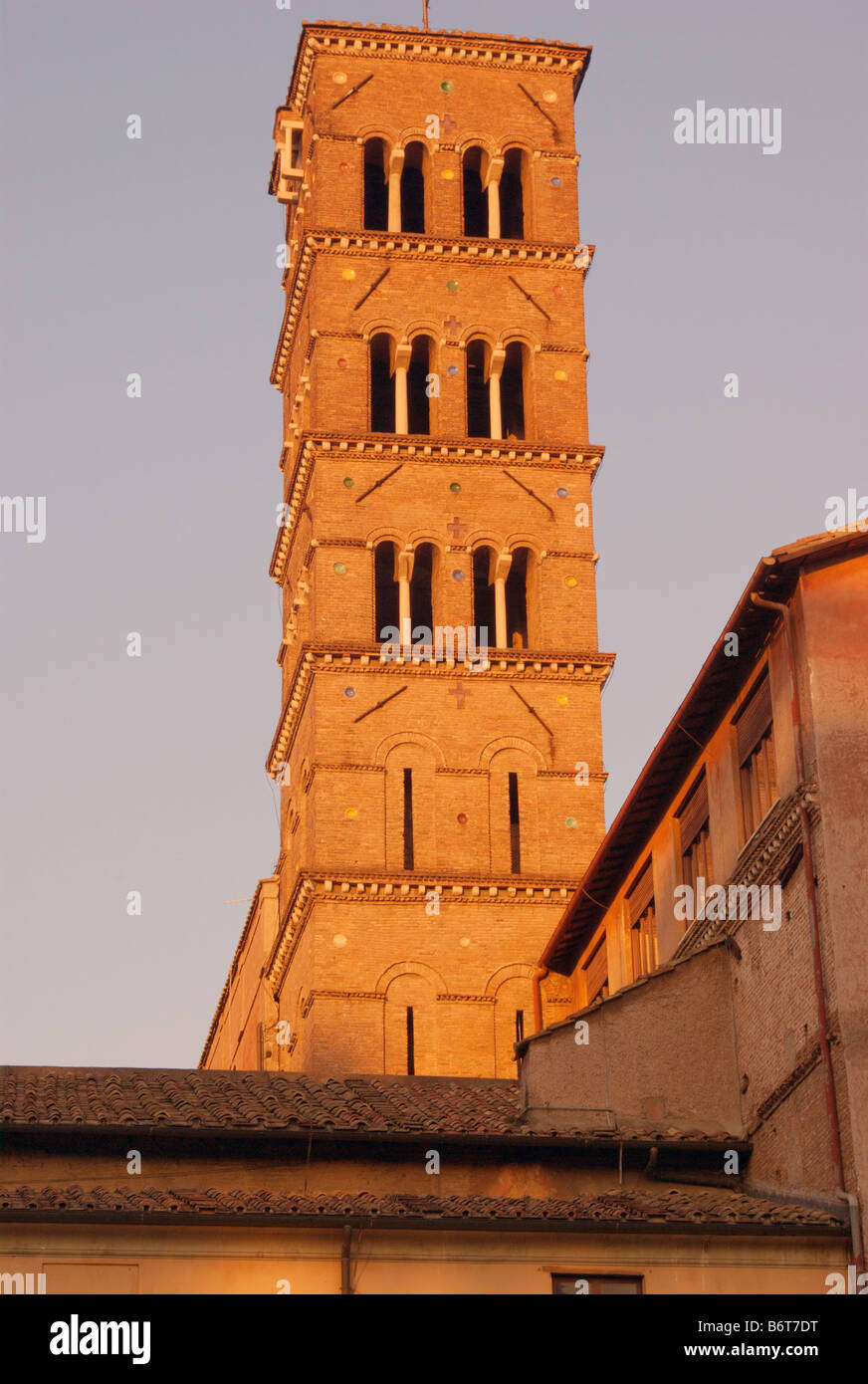 La chiesa e il campanile di santa francesca romana immagini e fotografie stock ad alta ...