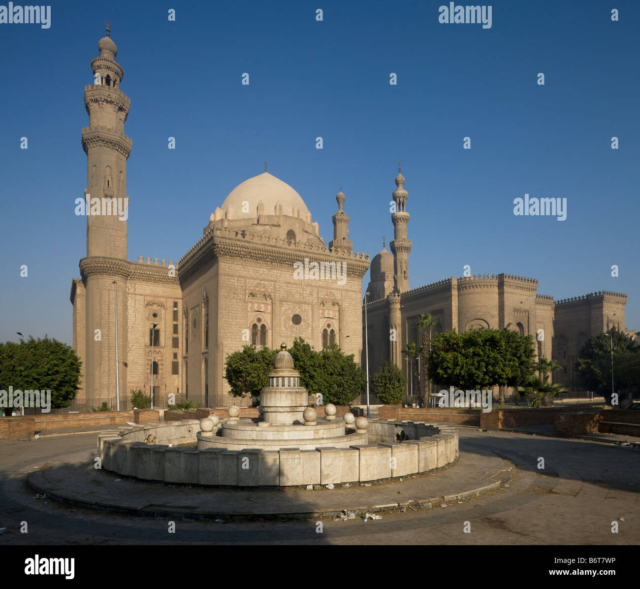 Mausoleo del sultano hasan immagini e fotografie stock ad alta ...