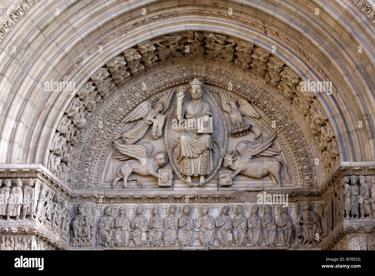 Il timpano romanico e il portale ovest della chiesa di Saint Trophime ...