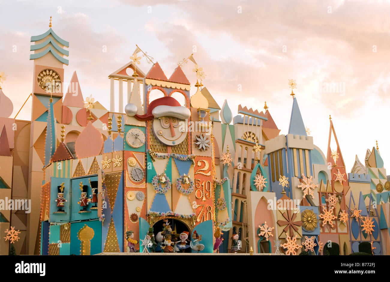 Tokyo disneyland castle immagini e fotografie stock ad alta risoluzione ...