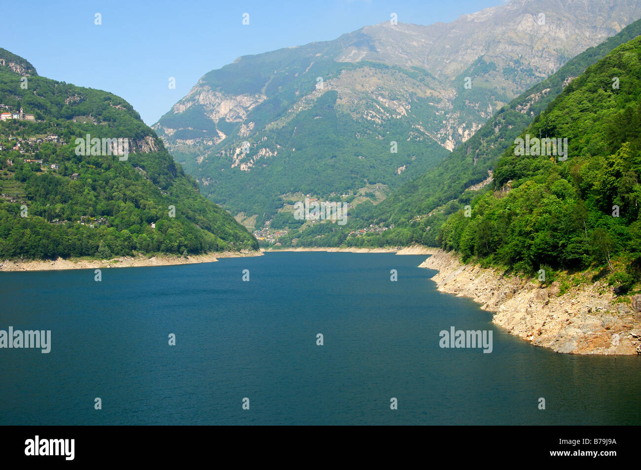 Serbatoio acqua di lago di Vogorno in Val Verzasca, Canton Ticino ...