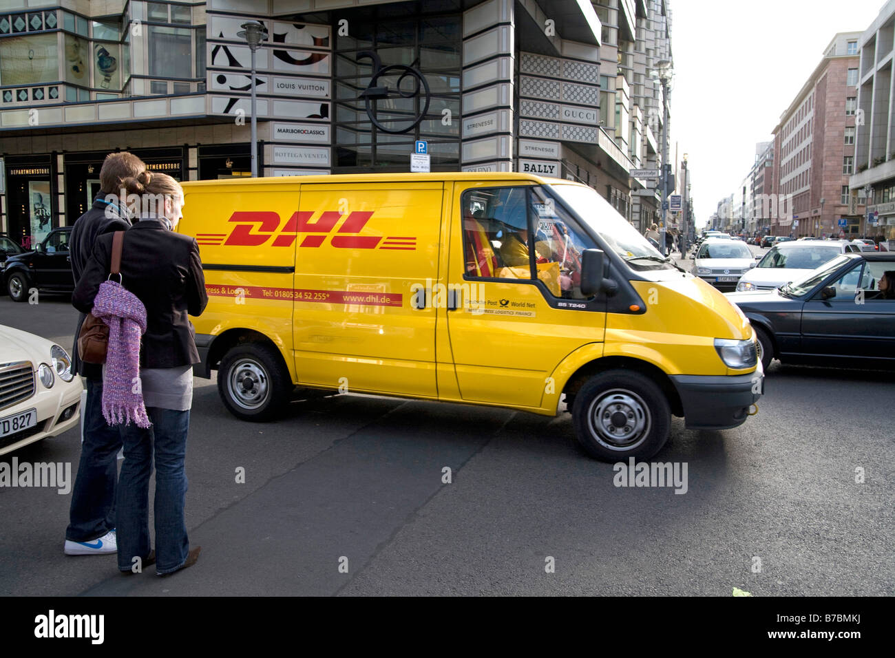 Dhl express delivery van immagini e fotografie stock ad alta ...
