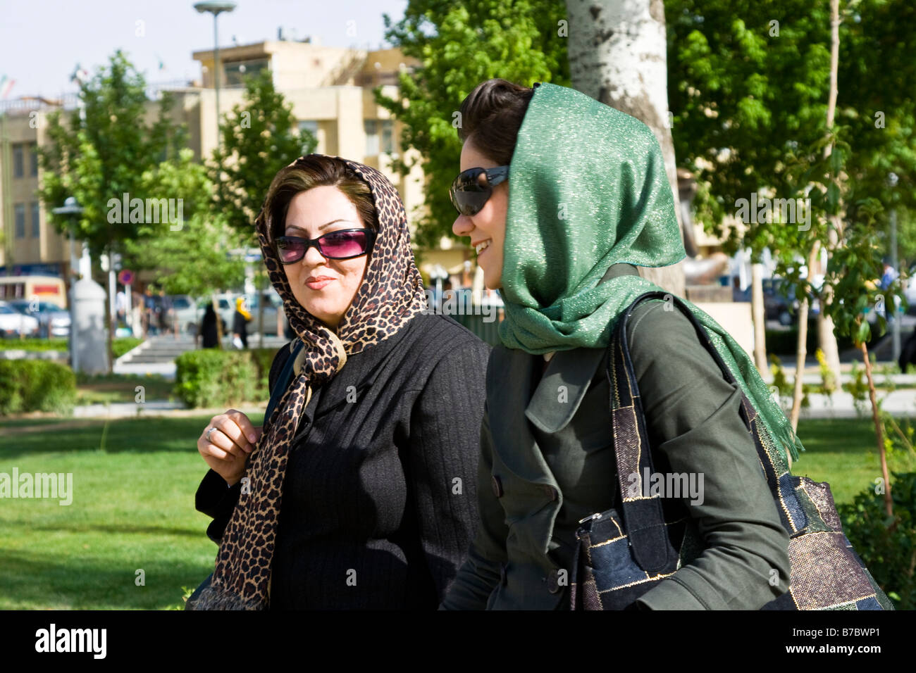 Due donne iraniane immagini e fotografie stock ad alta risoluzione - Alamy
